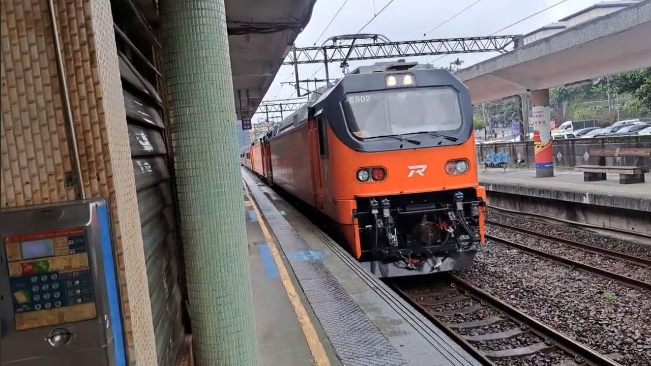 8776次七堵發車開往台東的E500型鳴日色金光牌E502+E503重聯兩輛電力機車頭+六節PP車廂試運轉列車，7501次R160單柴電頭+一節平車+兩節空石渣斗車+兩節平車+四節篷車+一守車 ...
