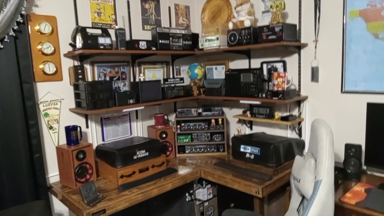 A little revisit to my small shortwave radio shack. - YouTube