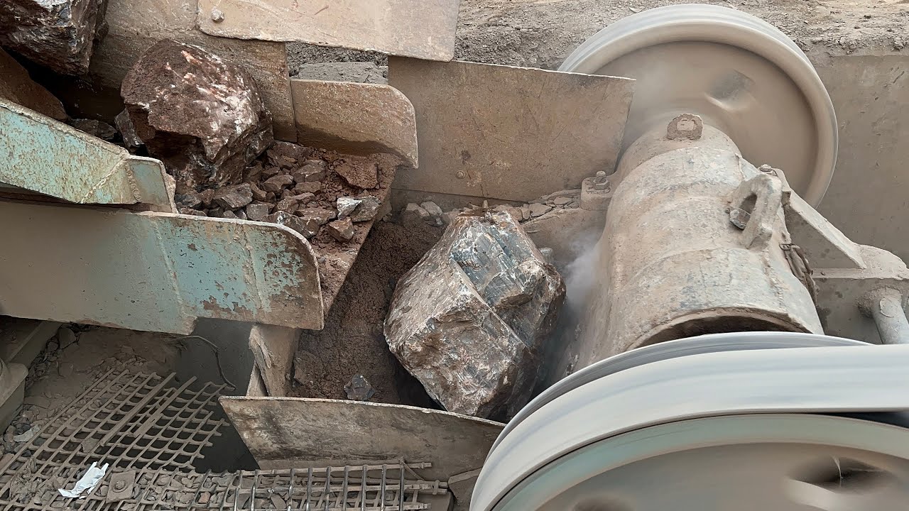 "The SAND CRUSHING GIANT”Amazing Machine Crushing Big Rocks"Big Black ...