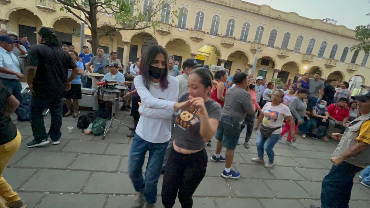 EL WAWA Y SU BAILE PECULIAR - YouTube