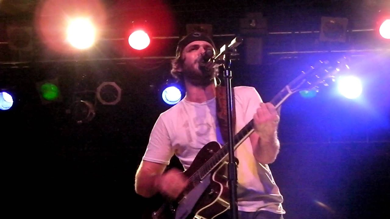 Thomas Rhett-Something To Do With My Hands (Live) - YouTube