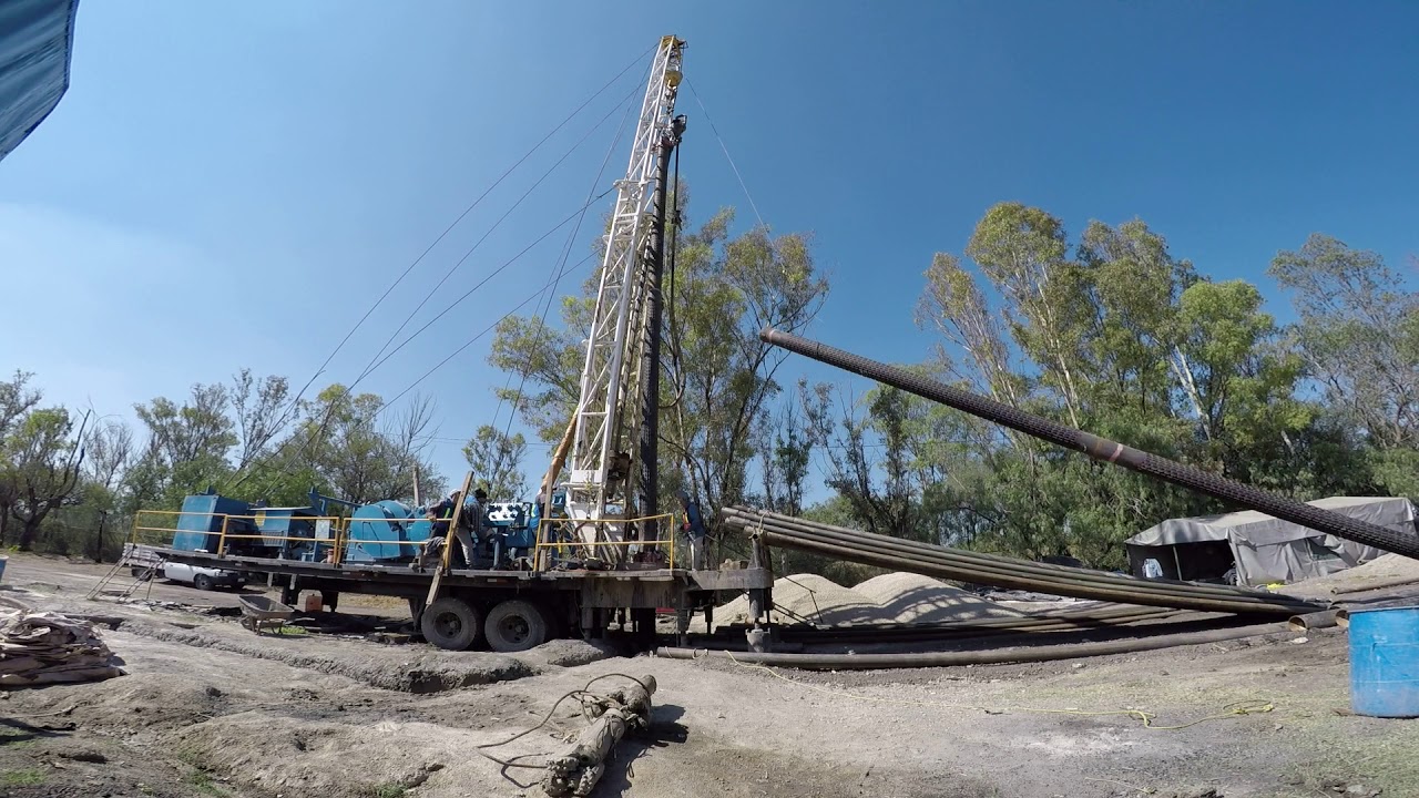 Realizando trabajos de ademado de pozo de agua profundo - YouTube