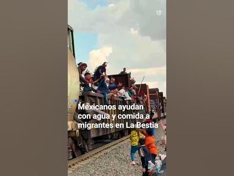Mexicanos ayudan con agua y comida a migrantes en La Bestia - YouTube