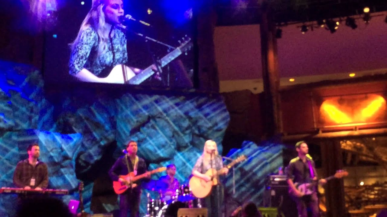 Emily Kinney singing "Expired Love" at Mohegan Sun Casino. - YouTube