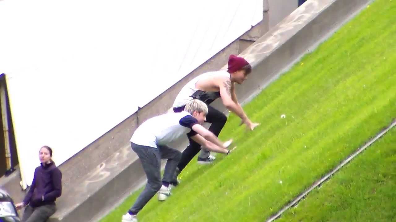 Incredible ONE DIRECTION climbing Concert Hall Paris Bercy Roof 29 ...