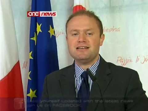 Lawrence Gonzi ostaġġ tal-Ministru Austin Gatt. - YouTube