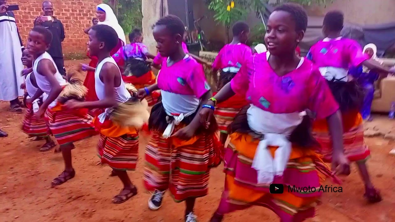 Kiganda Dance - Kiganda Cultural Drum During Celebrations - Mwoto ...