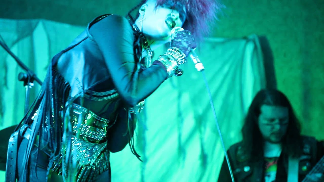 Fangs on Fur • Dead Or Alive • May 3, 2013 - YouTube