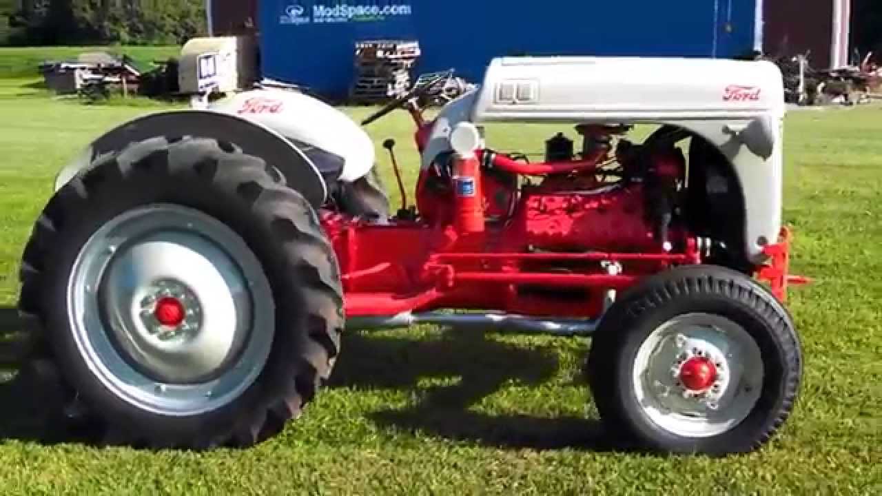 V8 Funk 8N Idling down the Runway. - YouTube