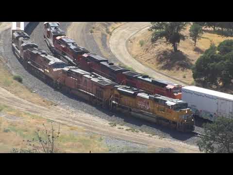 Tehachapi Loop freight train meet - YouTube