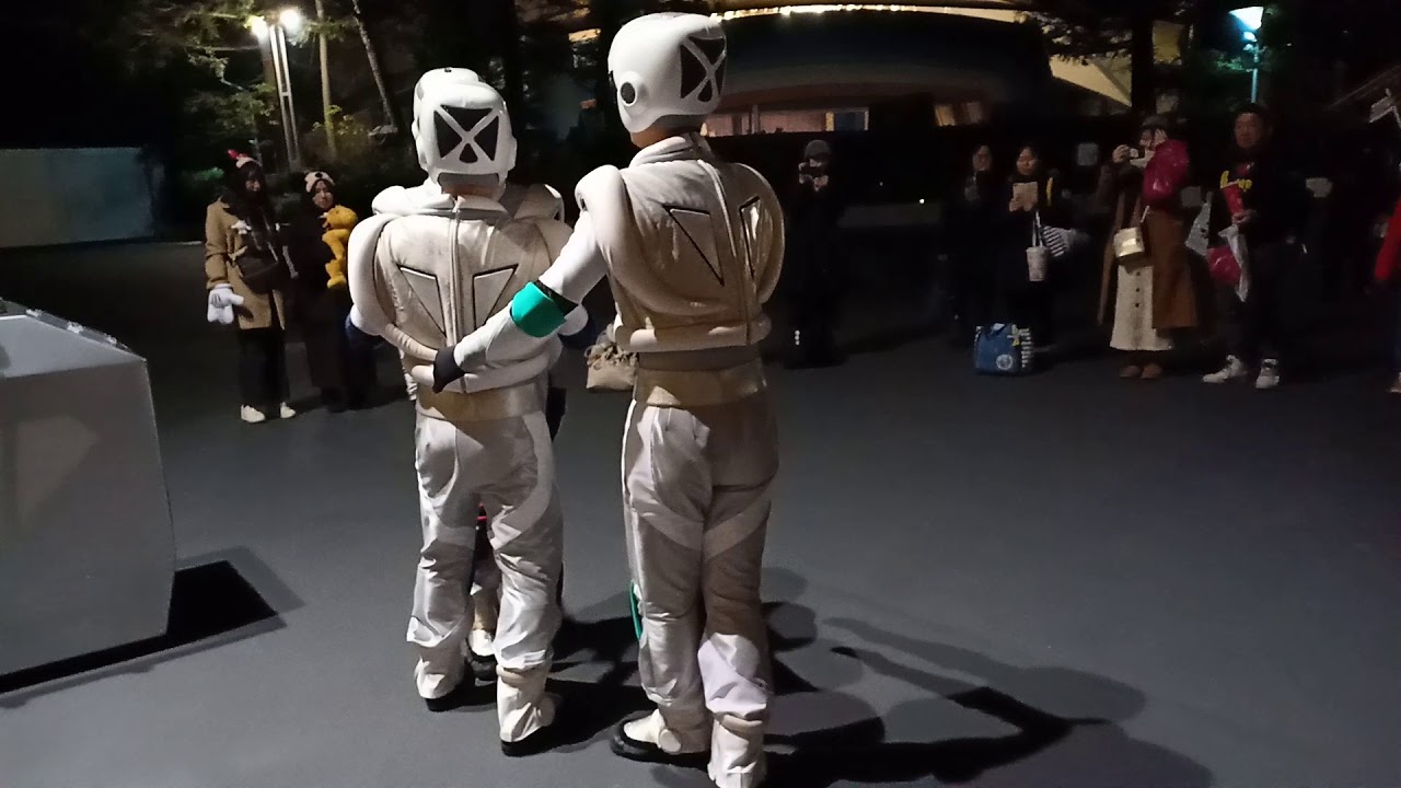 Robot dance at Disneyland - YouTube