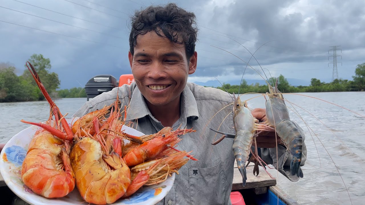 បង្កងបាធំៗទឹកសាបចុះមកច្រើនណាស់តាមកោះនានា FISHING PRAWNS ON THE BOAT AND ...