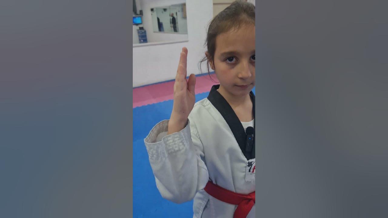 ישי רוצה להתאמן על התקפת סכין לזה הוא לא ציפה רון המאמן טאקוונדו