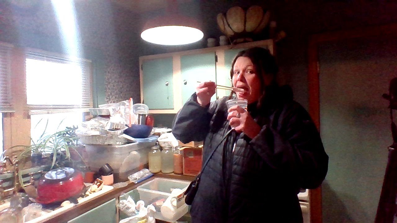 HOARDER DECLUTTERS LIVE / KITCHEN CLEAN UP / 50 ITEMS A DAY DECLUTTER ...