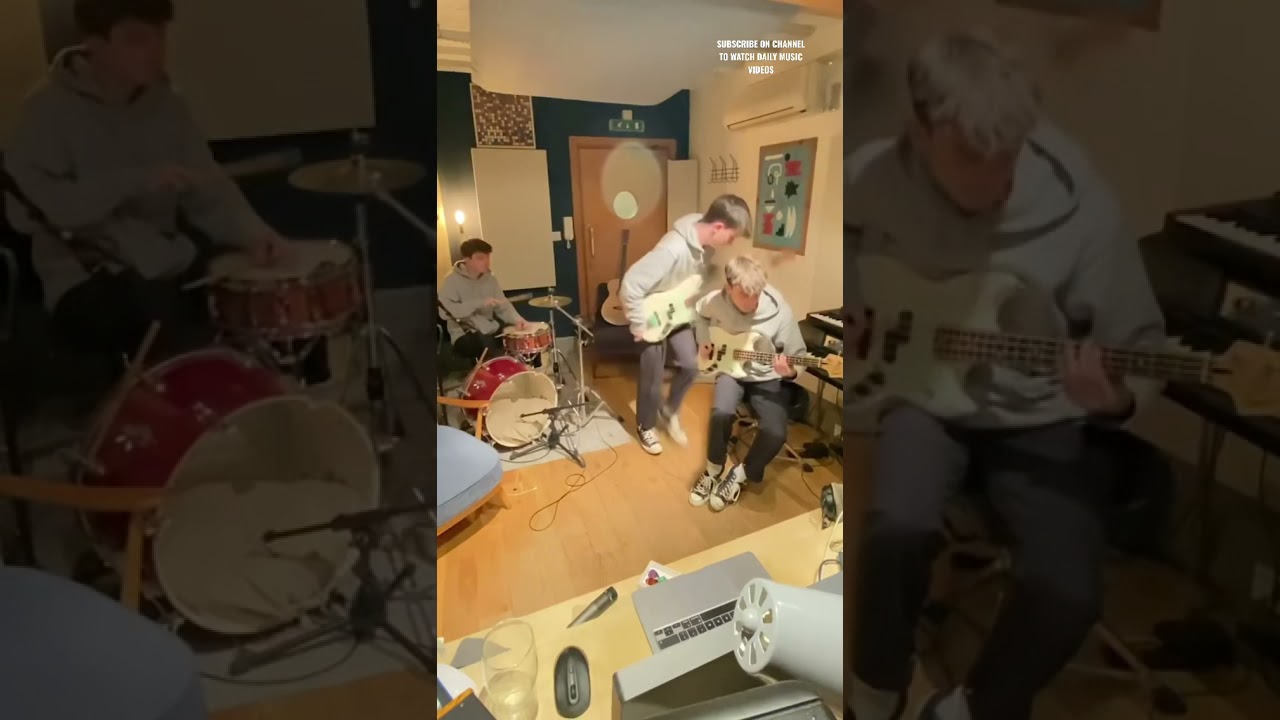 Conor Albert live loop 2 - YouTube