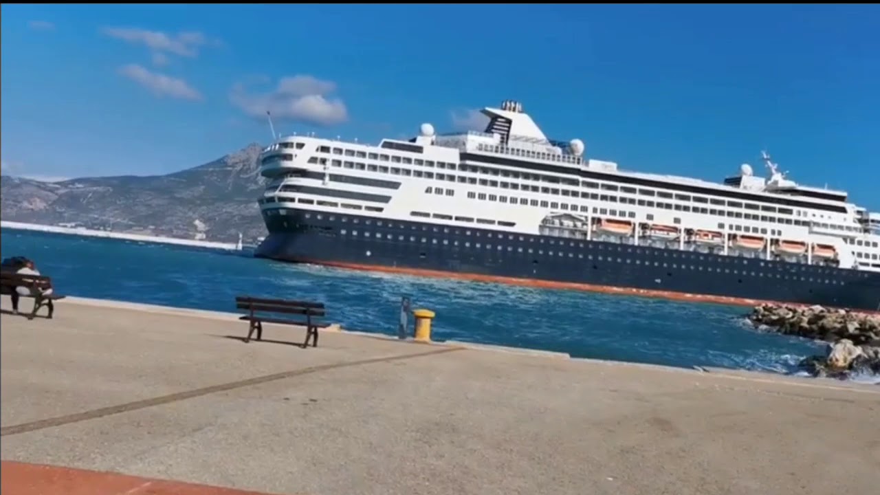 Ακυβέρνητο πλέει το κρουαζιεροπλοιο - YouTube