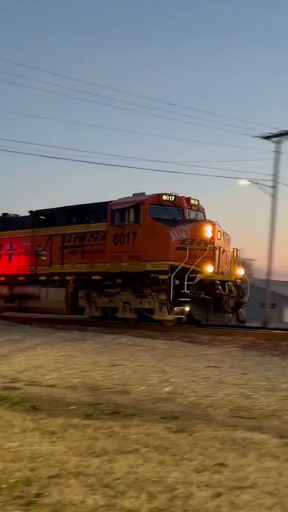 BNSF 25th anniversary 6017 leads the H-GALMEM with a nice crew - YouTube