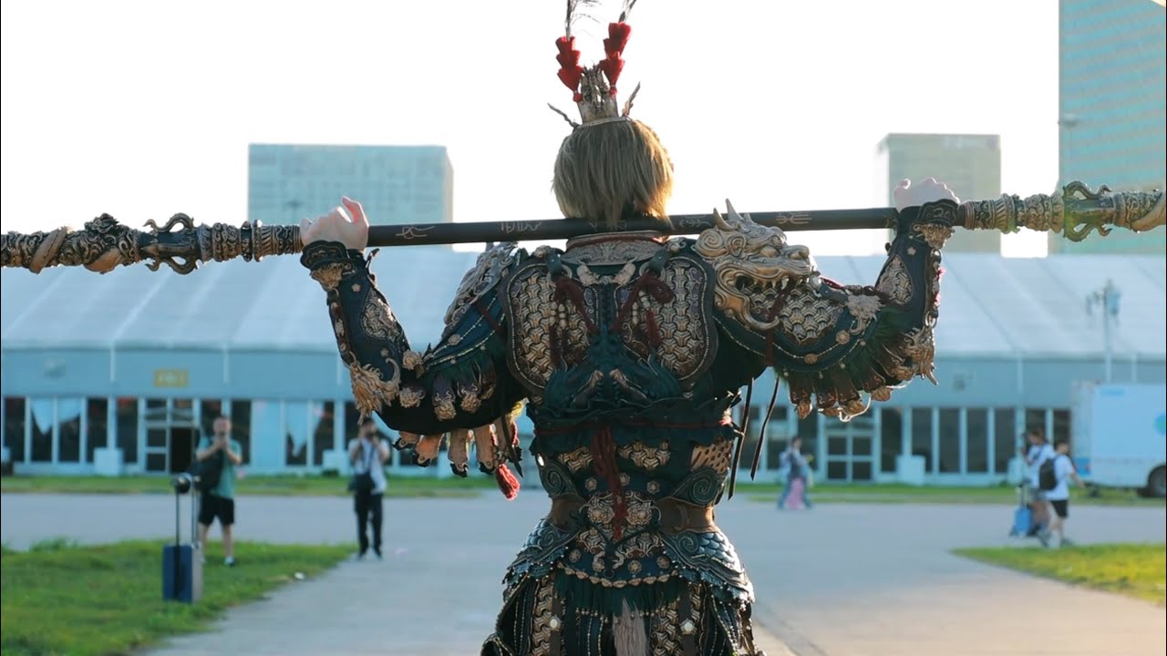 A Chinese cosplay enthusiast is imitating the main character of the ...