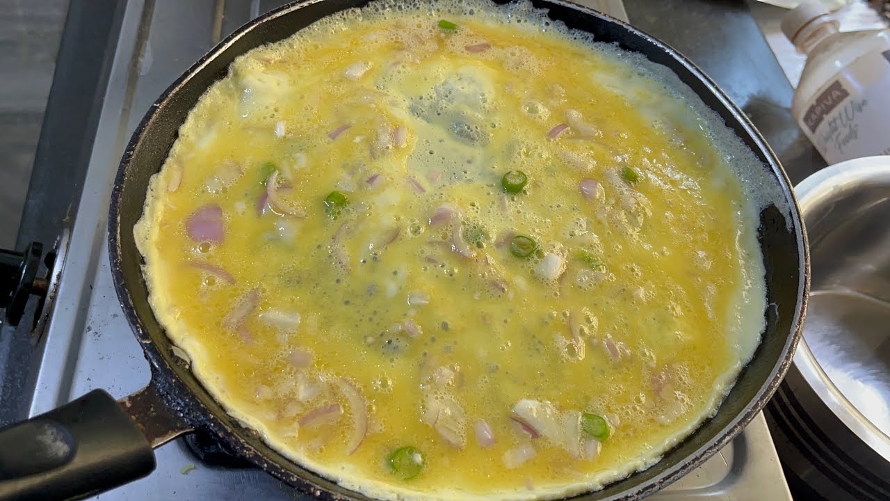 Made a BIG omelette for lunch today! - YouTube
