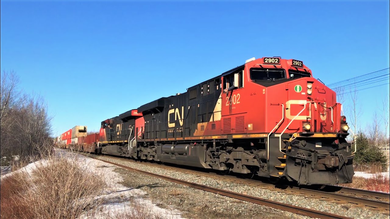 HUGE STACKER HIGHBALLING! CN 2902 Leads A Big CN Intermodal Stack Train ...
