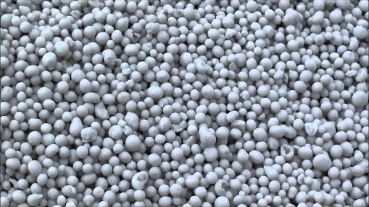 Spreading artificial fertiliser - YouTube