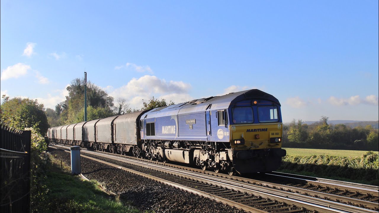Maritime 66051 powers through Shoreham (Kent) working 6V26 - 4/11/22 ...