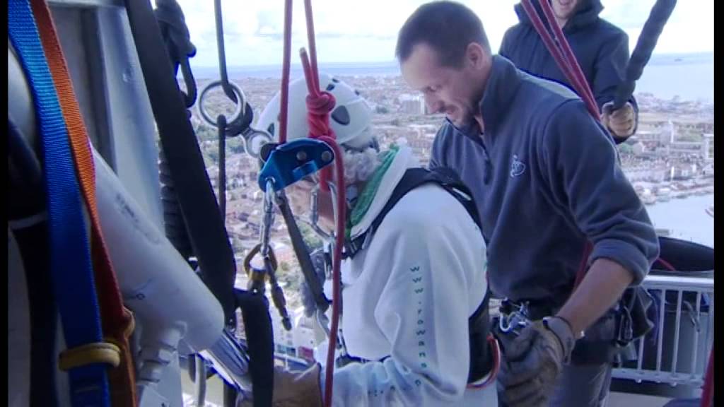 99-year-old's abseiling record - YouTube