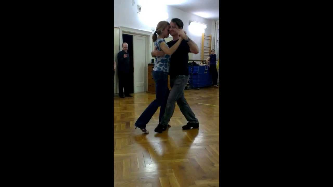 Tango lesson: Como bailar Tango Ritmico de D'Arienzo - YouTube