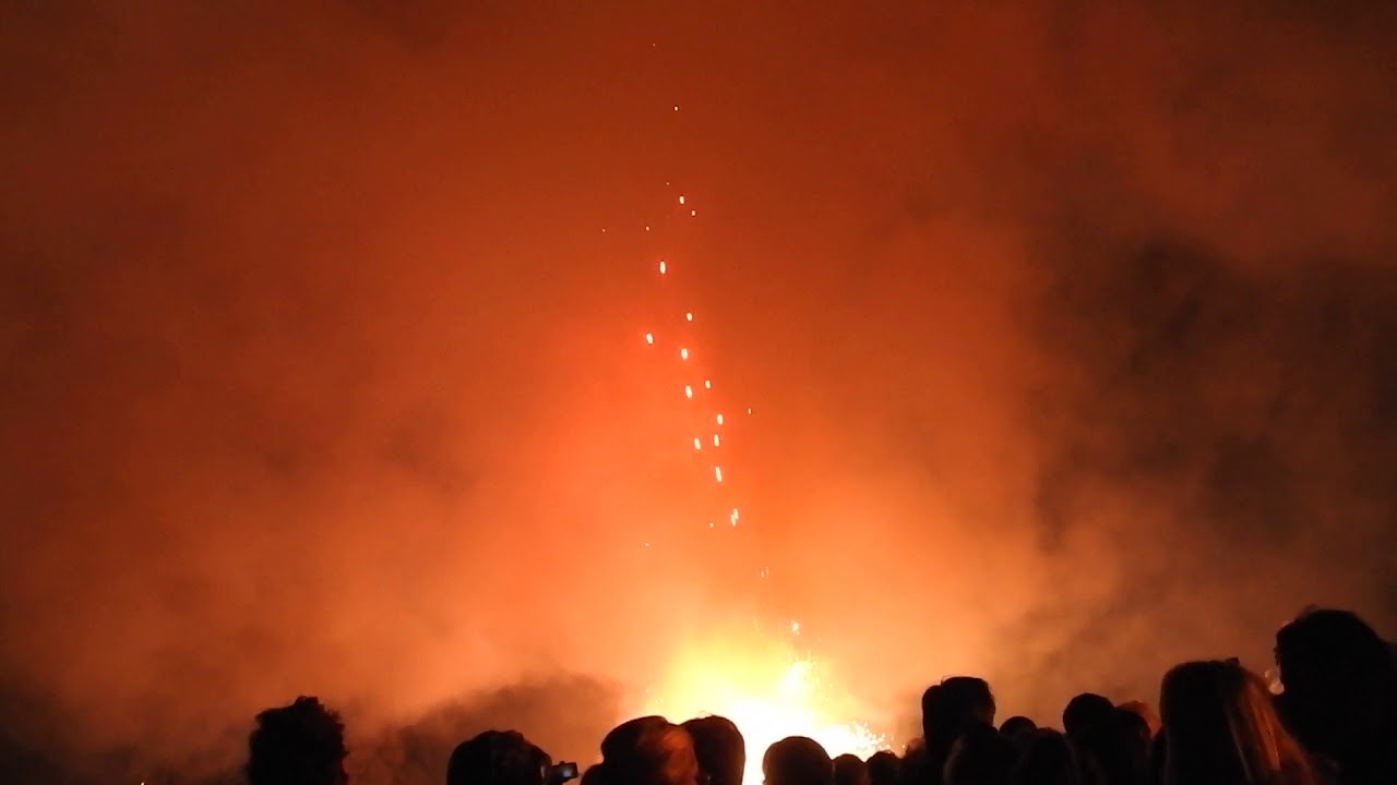 Lewes Bonfire 2018 - Cliffe Fireworks (part 1 - blowing up first effigy ...