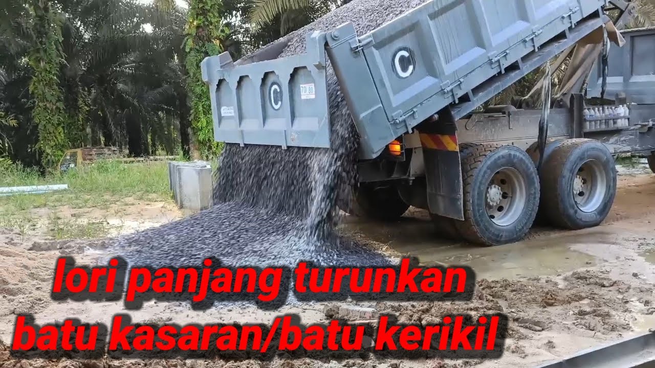 lori panjang turunkan batu kasaran/batu kerikil - YouTube