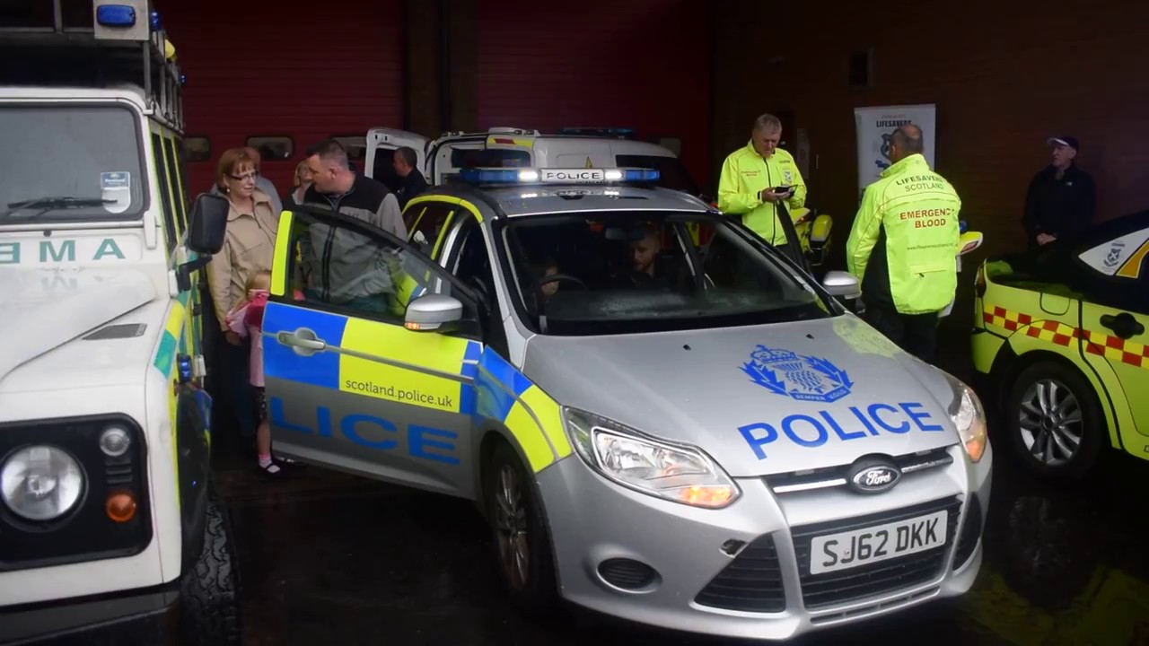 Police Scotland Ford Focus Light & Siren Demo - YouTube