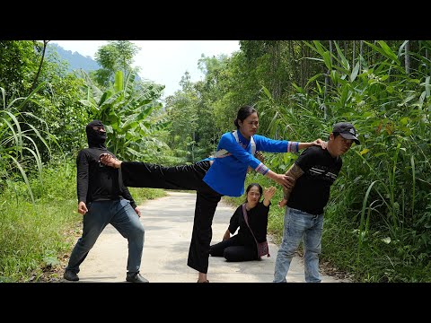 A single mother found herself in danger. A kind-hearted woman used martial arts to rescue her.