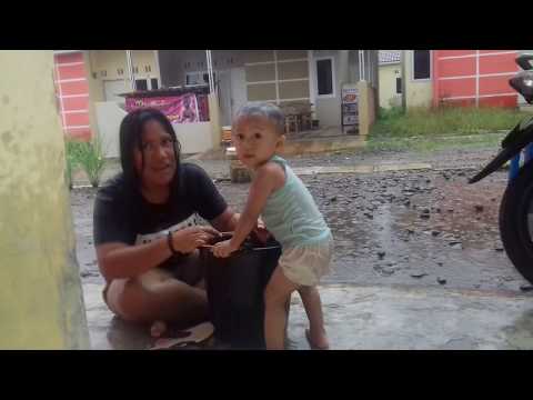 GENIO & TANTE KESENANGAN MANDI HUJAN