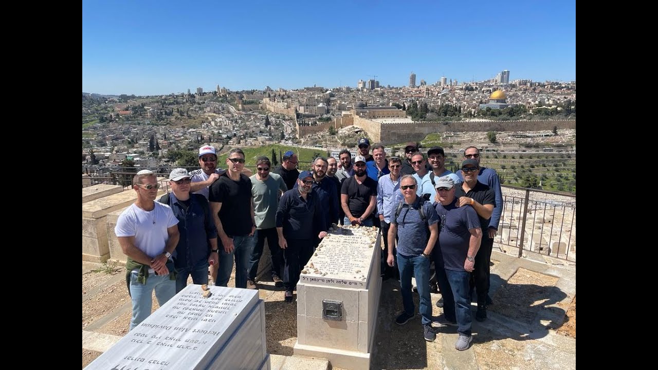 Chabad visit to the gravesite of Mr. Sol Teichman ob'm - YouTube