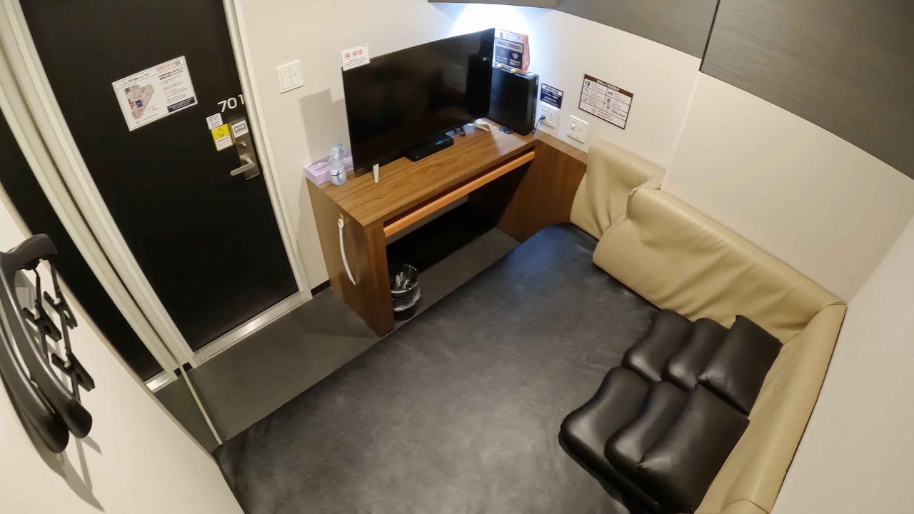Staying at Japan's VIP Private CAPSULE Room with Unlimited free drinks ...