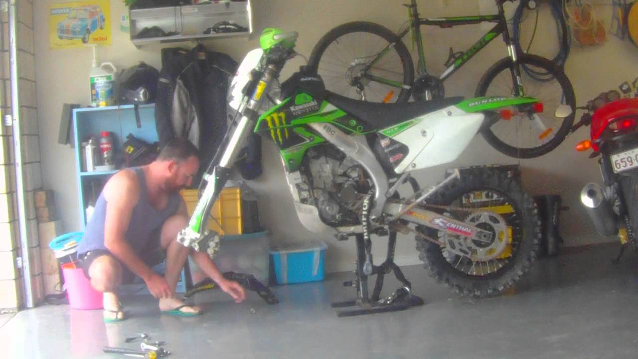 Motard wheel change - YouTube