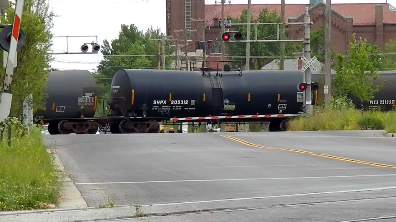 CSX 6438 GP40-2 and GP30 road slug in Lima, Ohio - YouTube