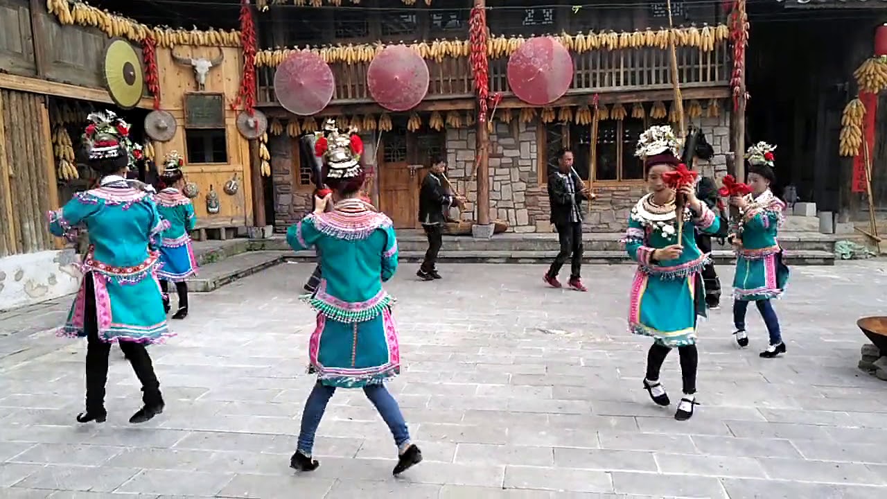 Central Miao Lusheng Folk Dance - Qeej Hmoob KimTsawb - YouTube