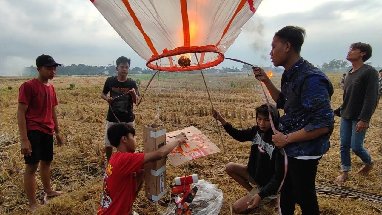 GLC Balon Membawa Rentengan Petasan - YouTube