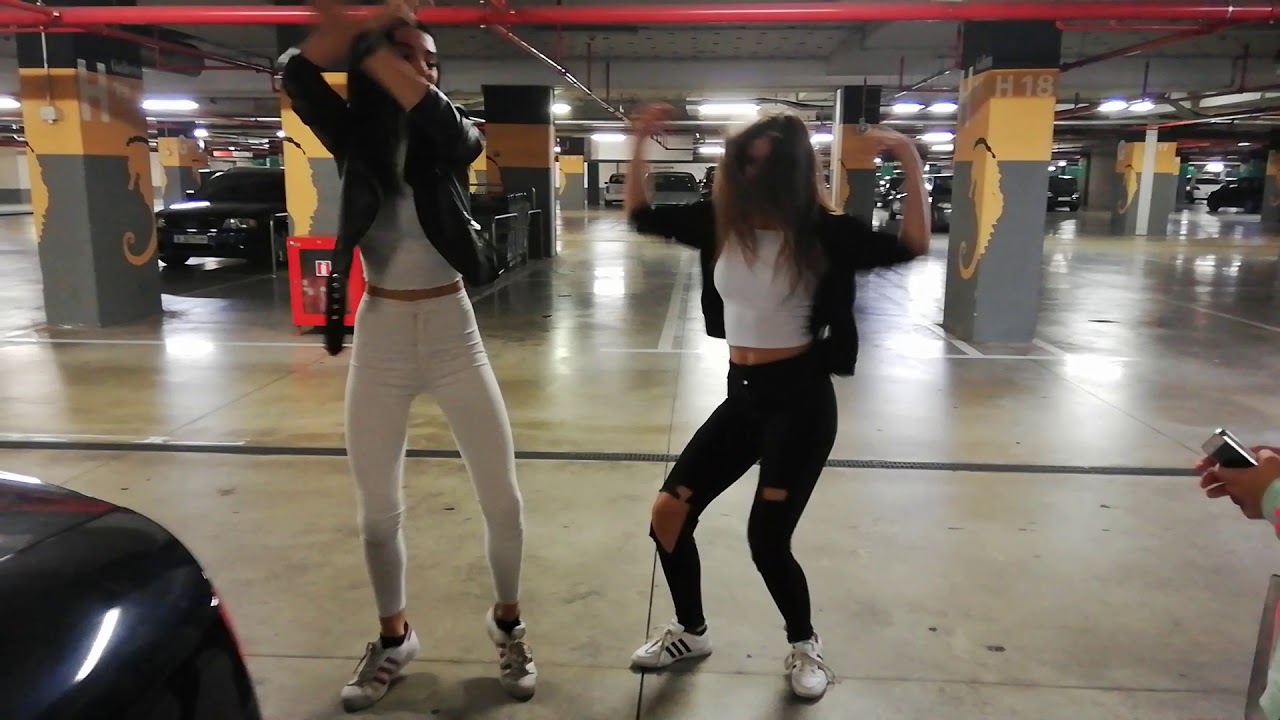 Two dancing crazy Girls 😂 - YouTube