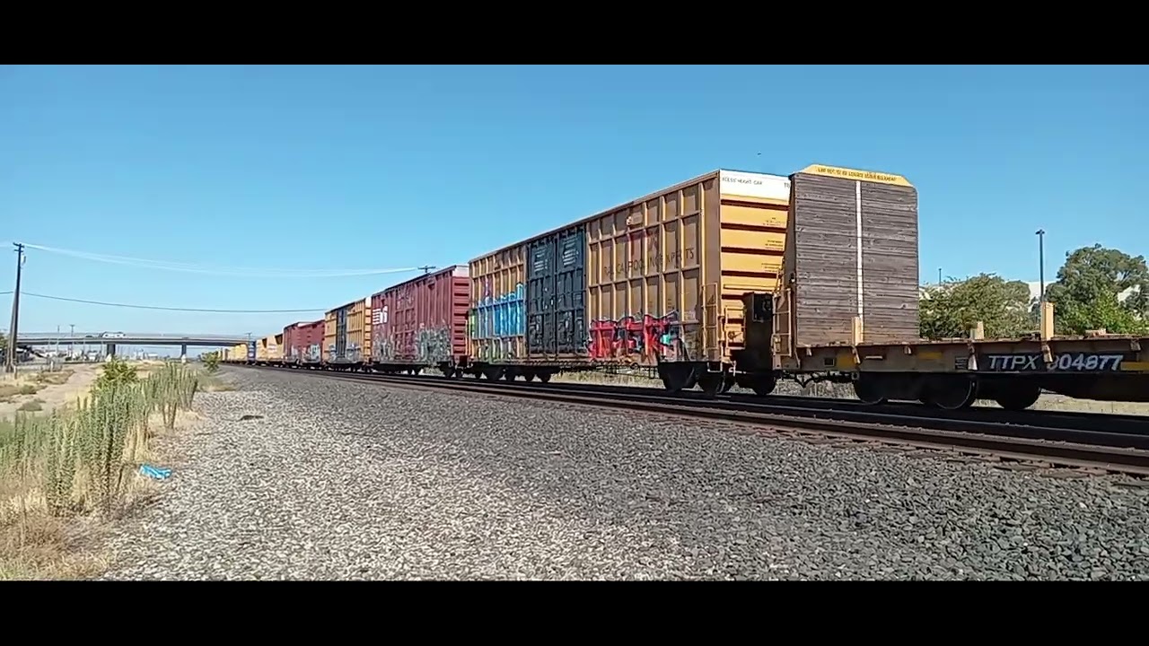 Union Pacific 8261 West/North w/CSX Unit @ Sacramento CA 9/13/2022 ...