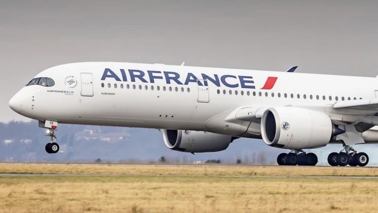 Very Dangerous Airplane Crash LAnding Boeing 747 At Prancis Airport - YouTube