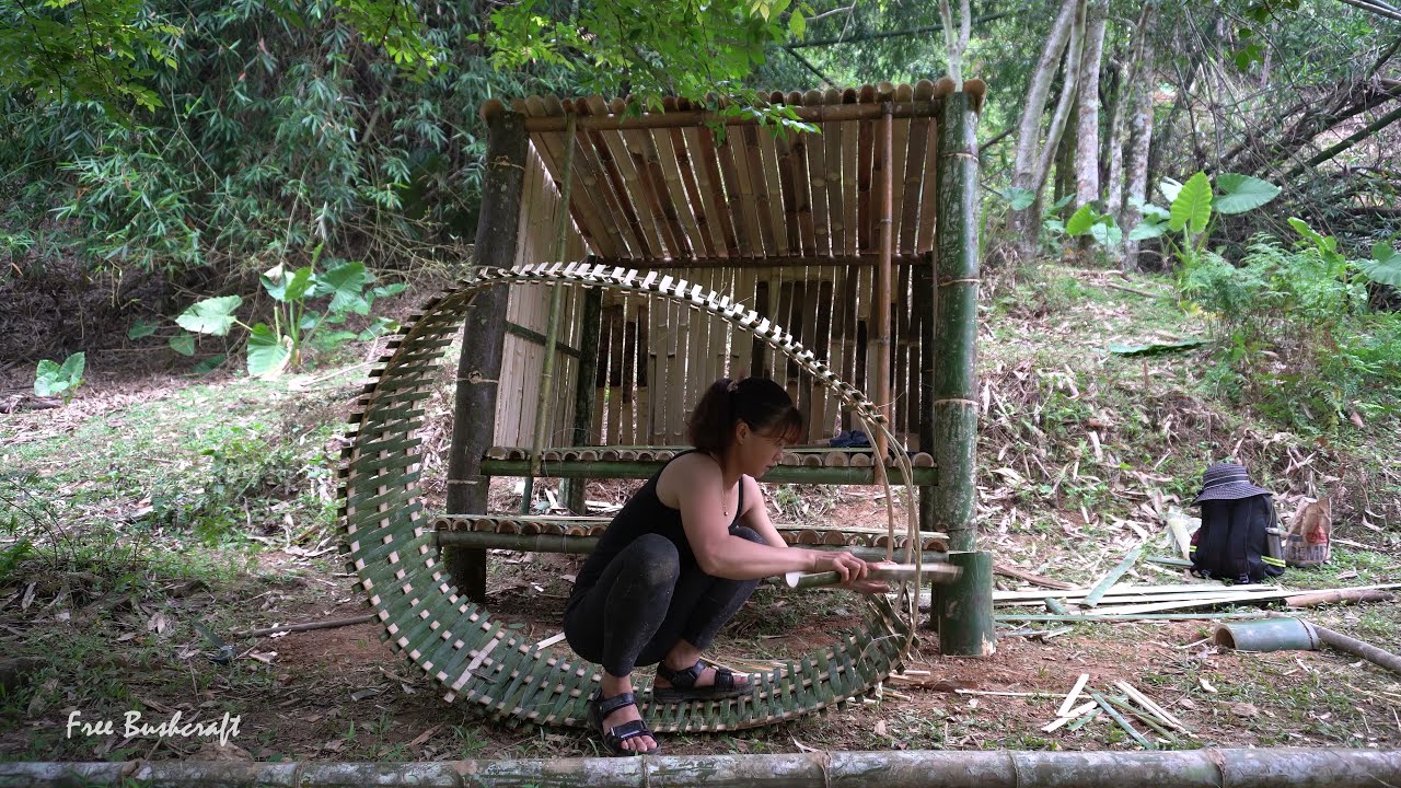 OFF GRID LIVING - SOLO Bushcraft Camp, Amazing Shelter Tent From Bamboo ...