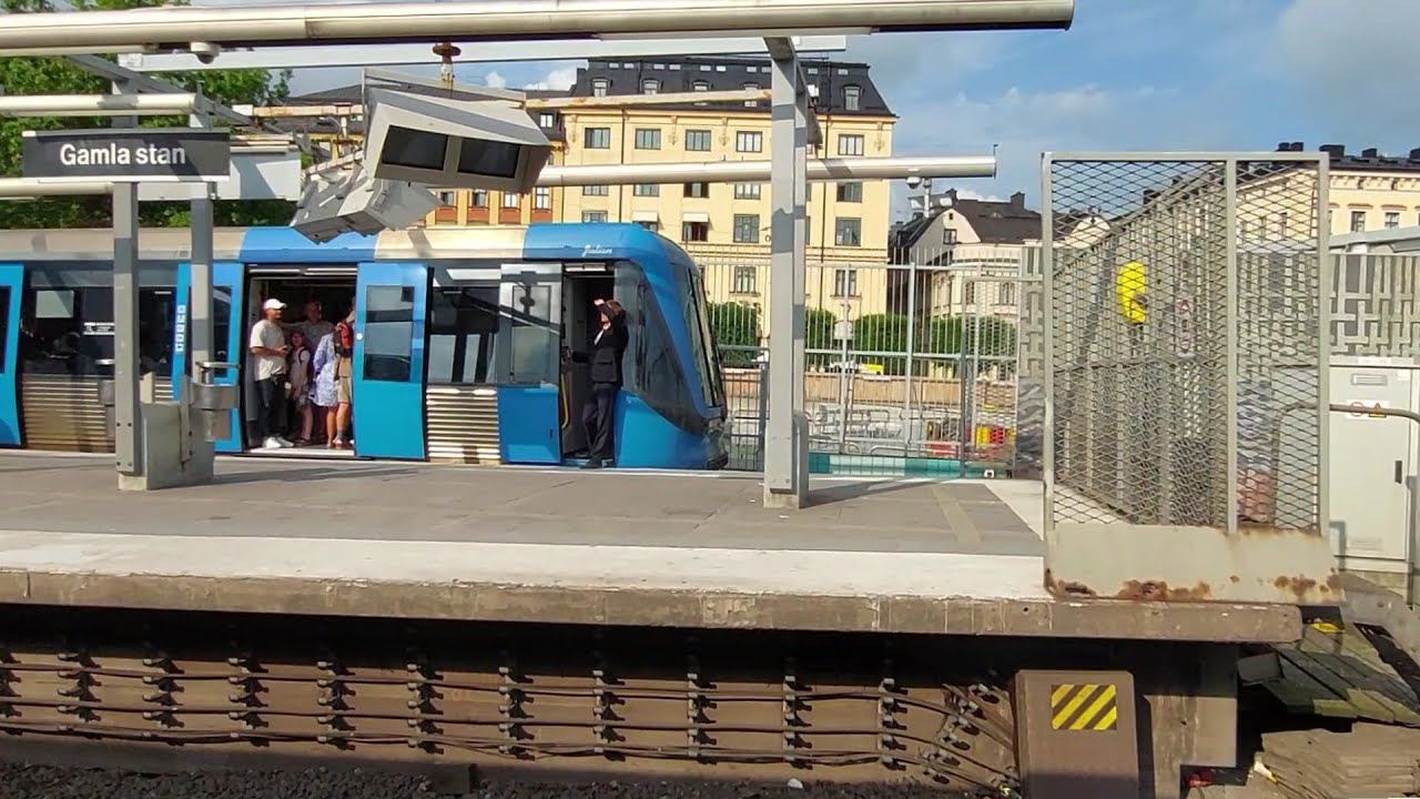 Stockholm tunnelbana, åker Slussen - Gamla stan, med C6-vagn 2651. Ride ...