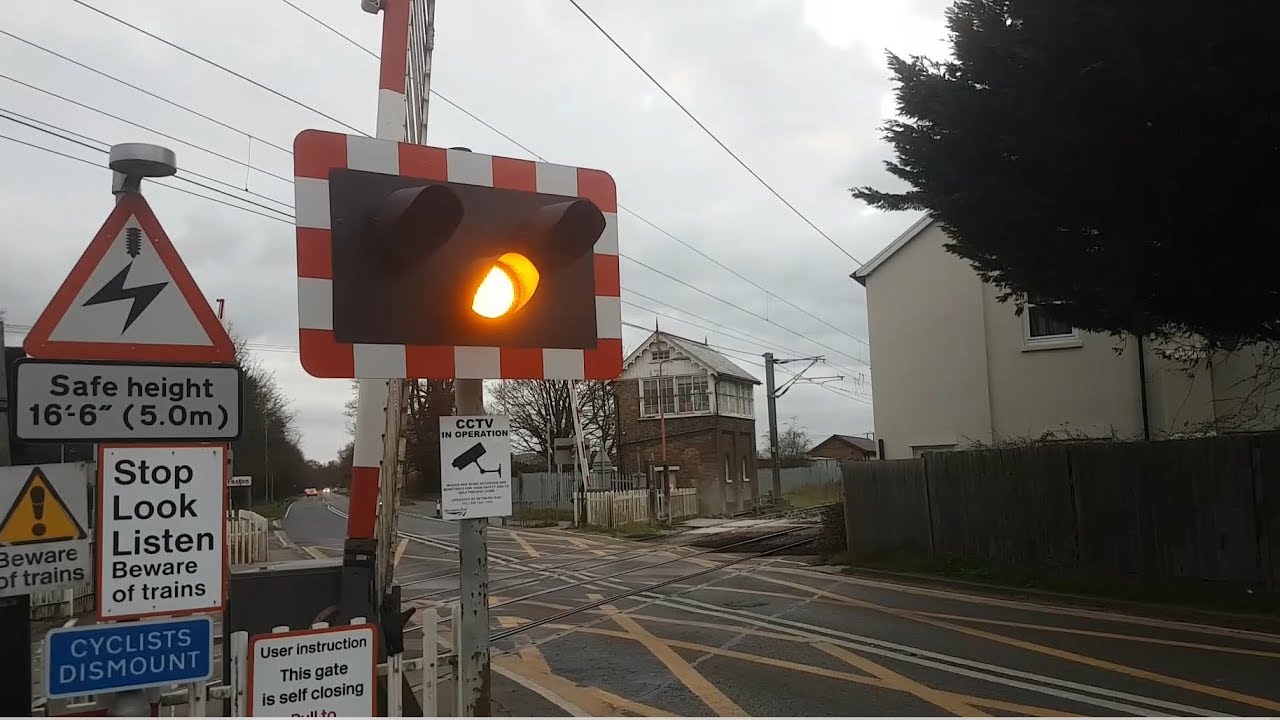 Foxton Level Crossing, Cambridgeshire - YouTube