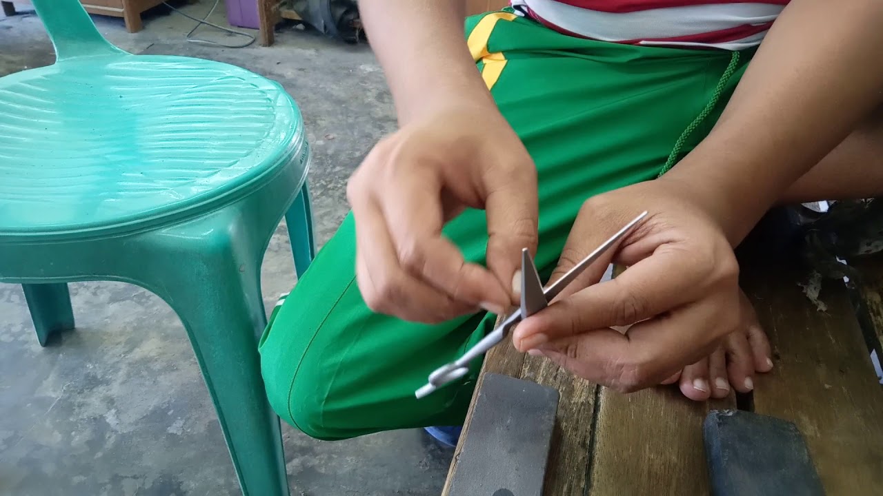 Tutorial menajamkan gunting rambut - YouTube