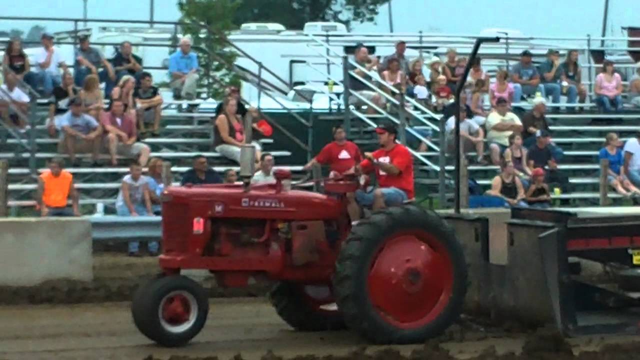 Farmall M pulling 4750lb class Lee County4-H Fair - YouTube