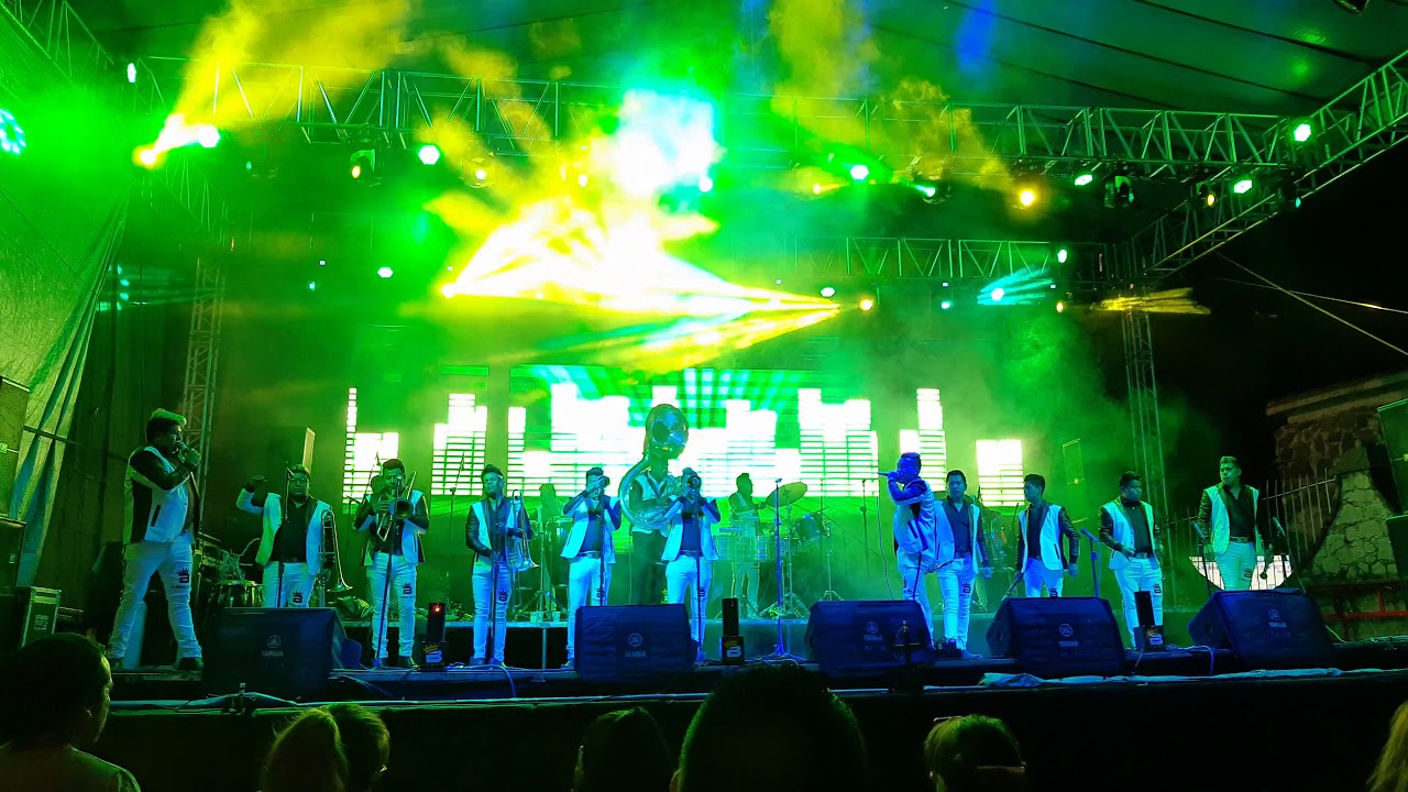 La Banda Del Rey - La Nueva (Baila Conmigo) - YouTube