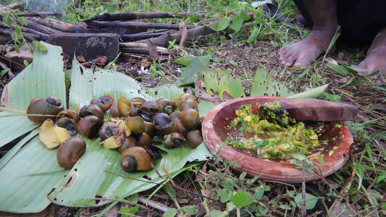 Eating water conch is very tasty - YouTube