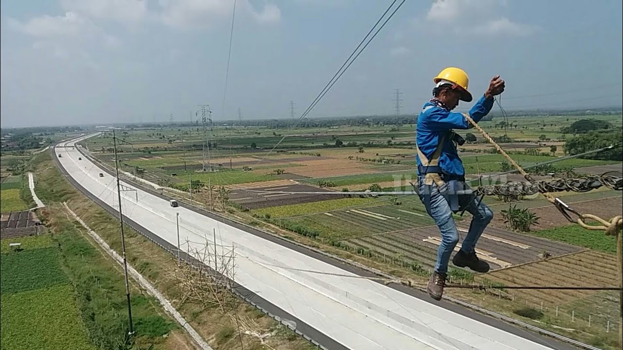 Penarikan kabel sutet, jalan Tol Nganjuk - YouTube